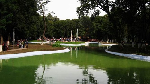 Peste Noapte: Poze cu Lacul din Parcul Municipal din Roman